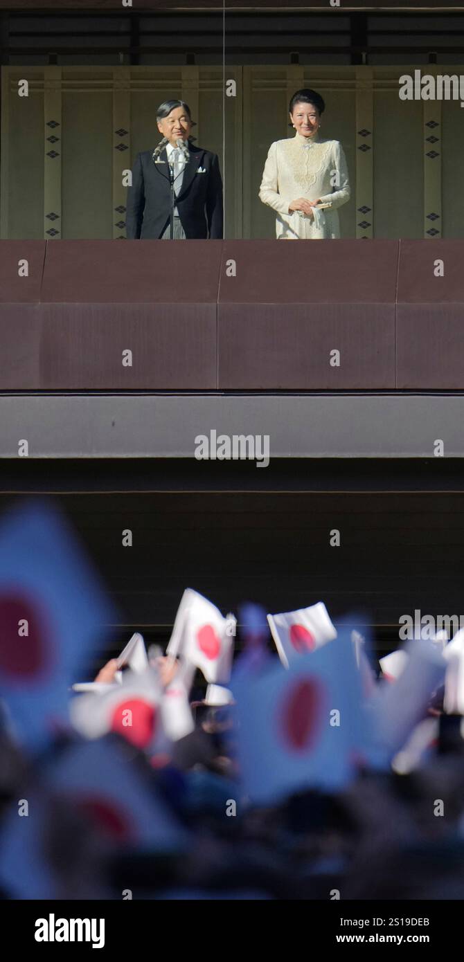 Japanese Emperor Naruhito (L) and Empress Masako appear on the balcony ...