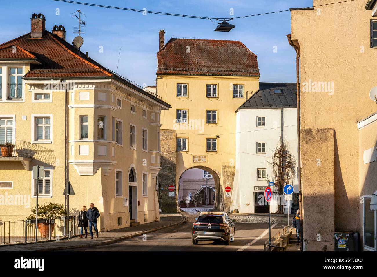 Altstadt mit dem Altöttinger Tor, Mühldorf am Inn, 1. Januar 2025 ...