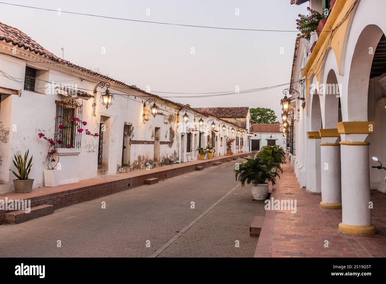 Colonial street in Santa Cruz de Mompox, Colombia Stock Photo - Alamy