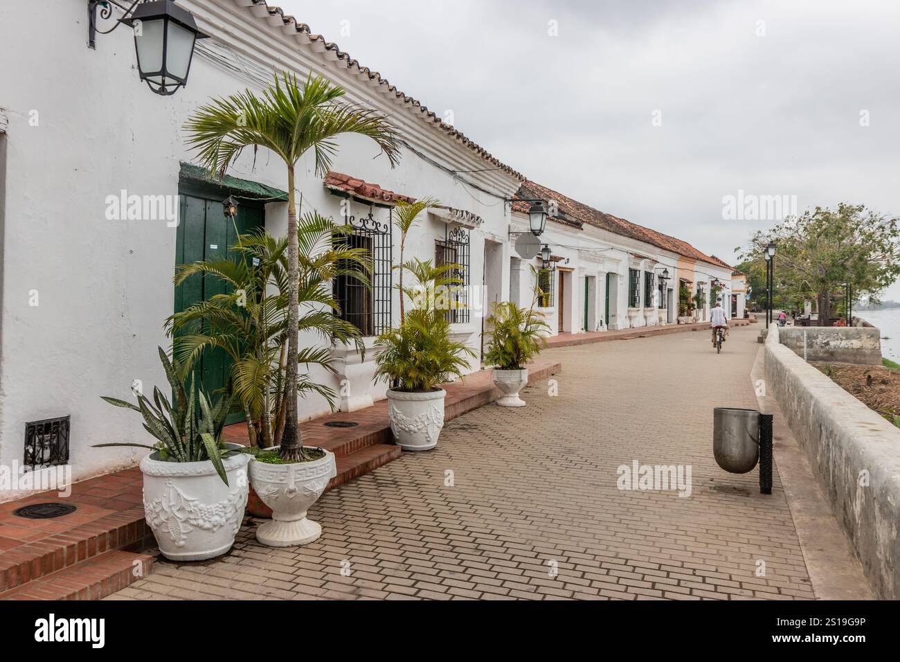 Riverside street in Santa Cruz de Mompox, Colombia Stock Photo - Alamy