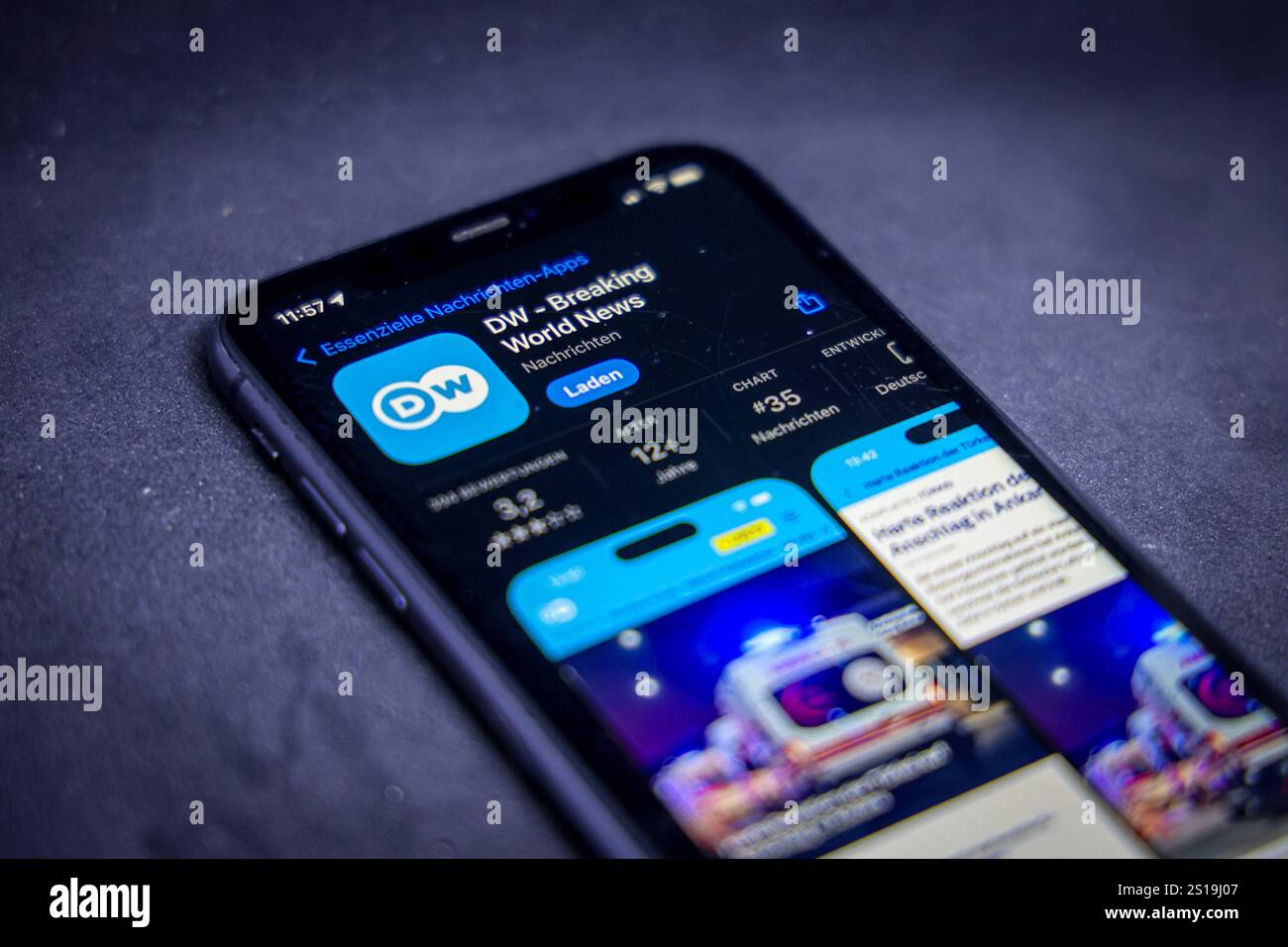 Apple App Store auf einem iPhone. Essentielle Nachrichten-Apps. DW ...
