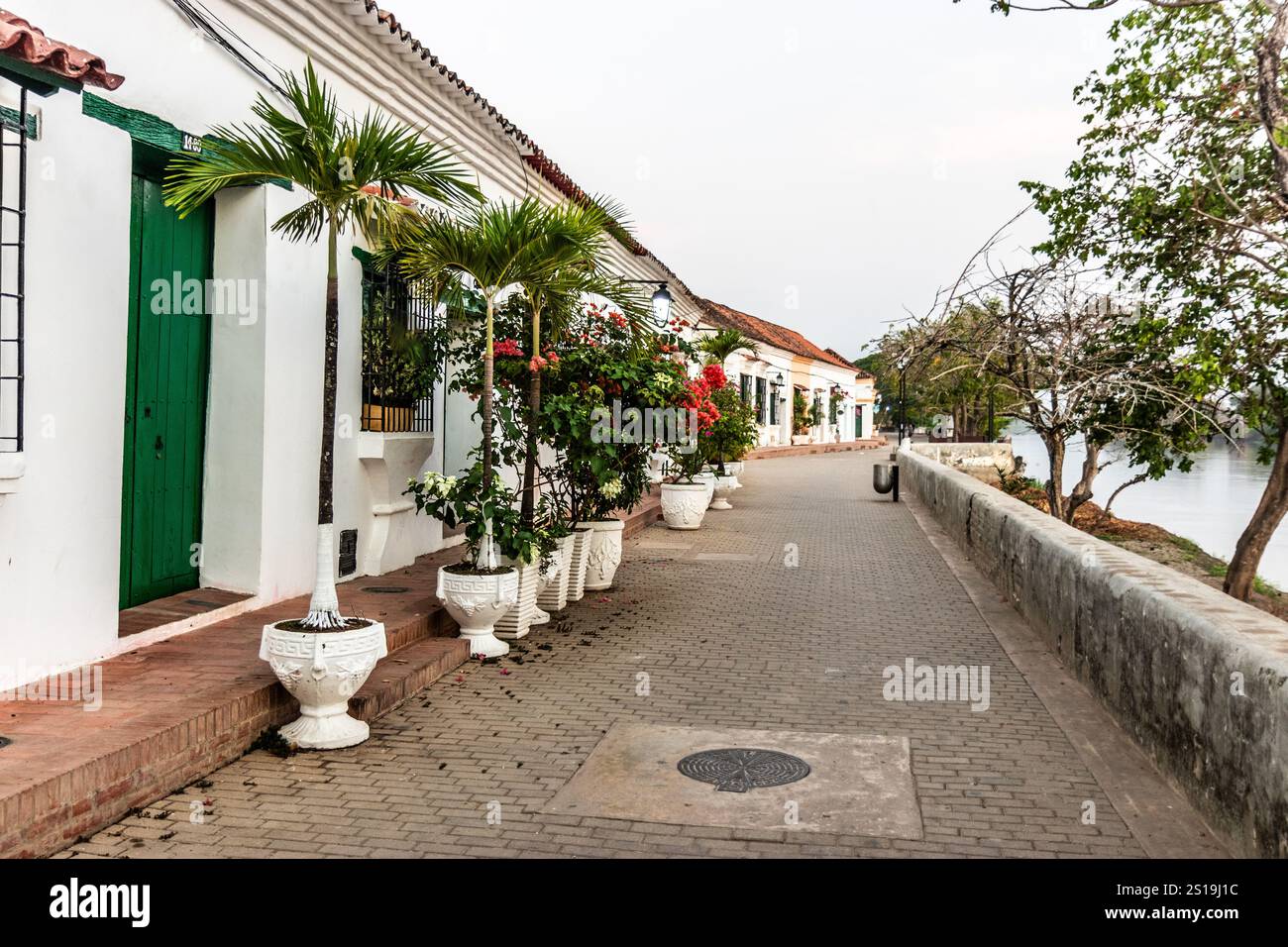 Riverside street in Santa Cruz de Mompox, Colombia Stock Photo - Alamy