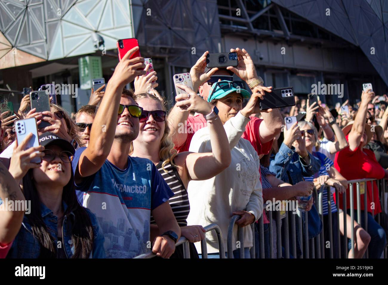 Melbourne, Australia. 02nd Jan, 2025. Crowds record Robbie Williams ...