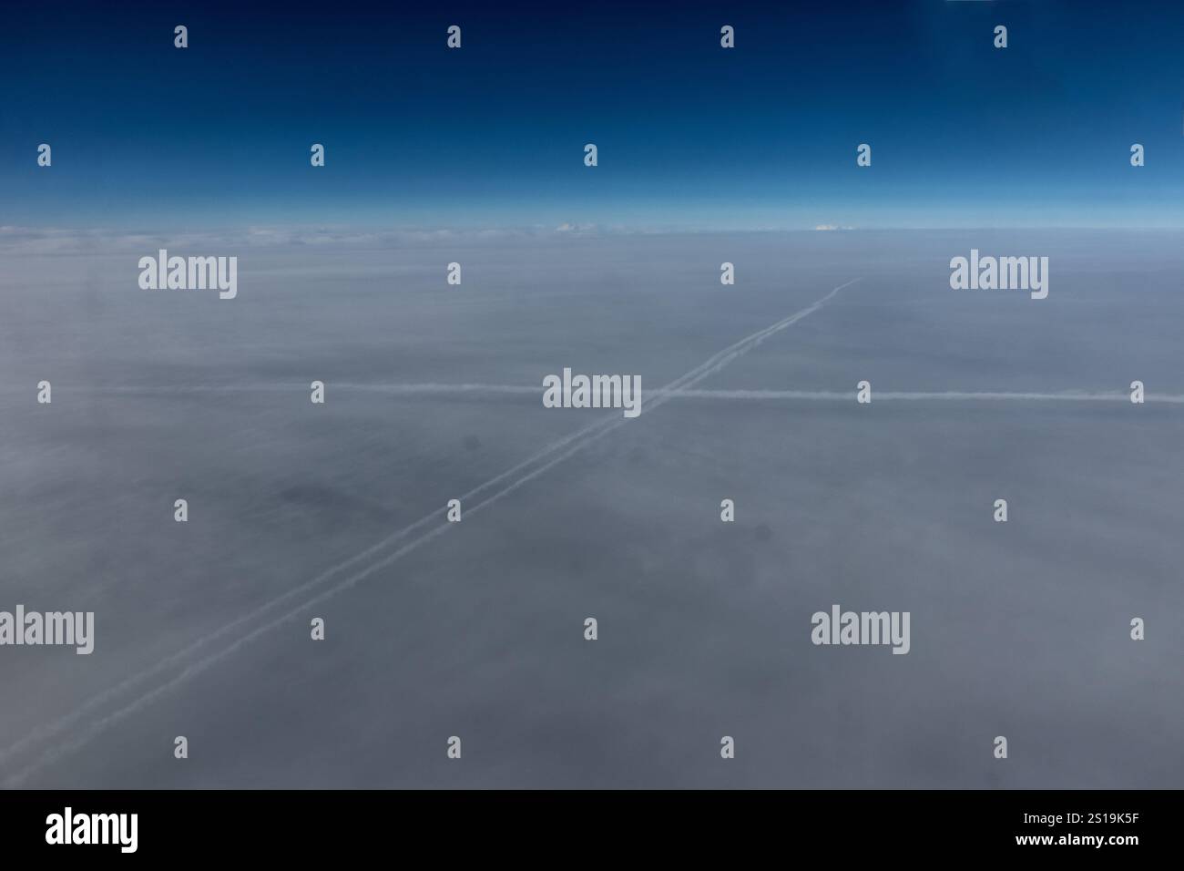 Intersecting contrails hi-res stock photography and images - Alamy