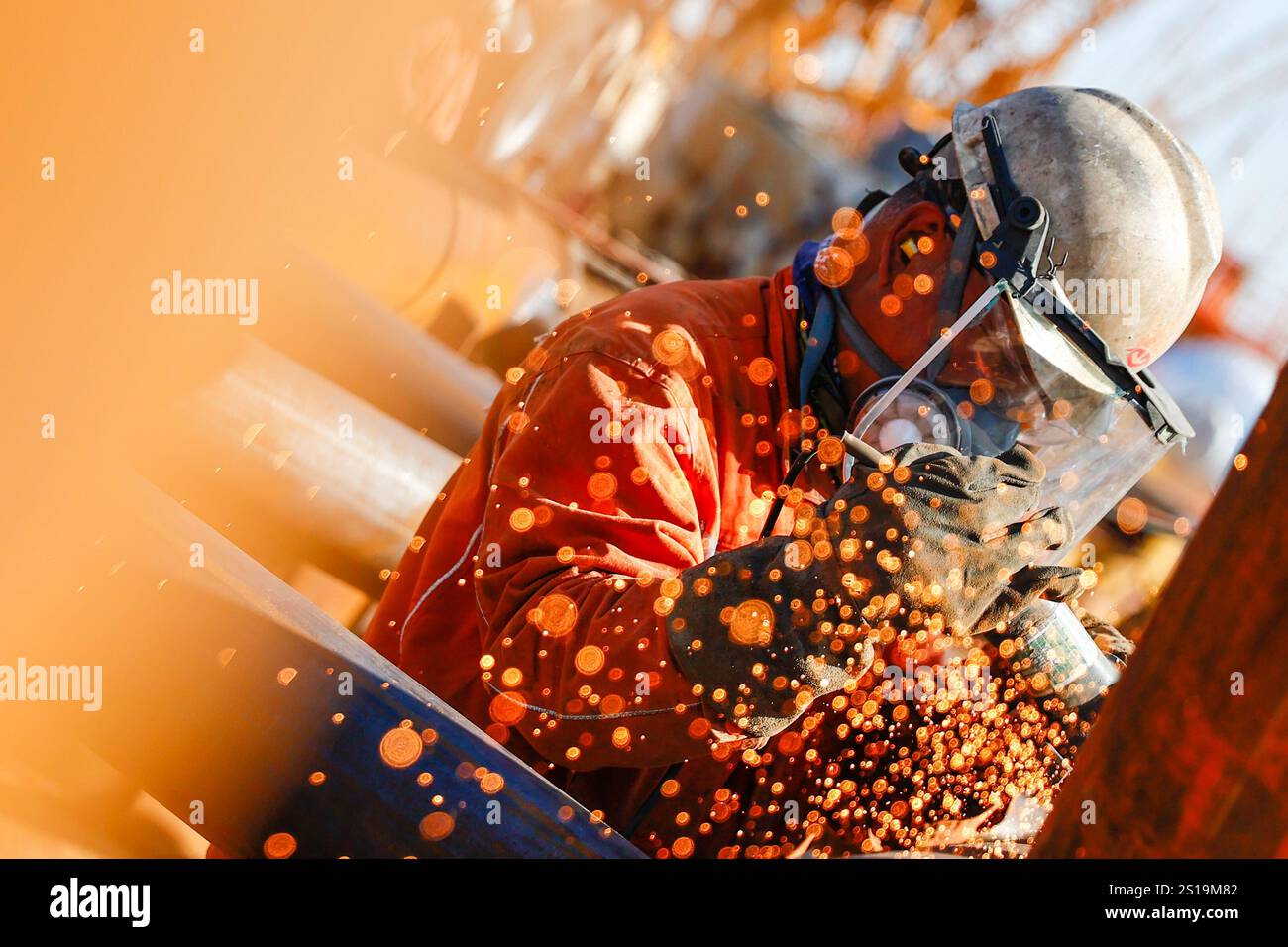 (250102) -- BEIJING, Jan. 2, 2025 (Xinhua) -- A staff member of the ...