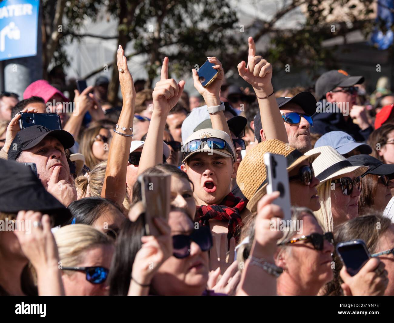 Melbourne, Australia. 02nd Jan, 2025. Fans cheer on Williams. Robbie ...