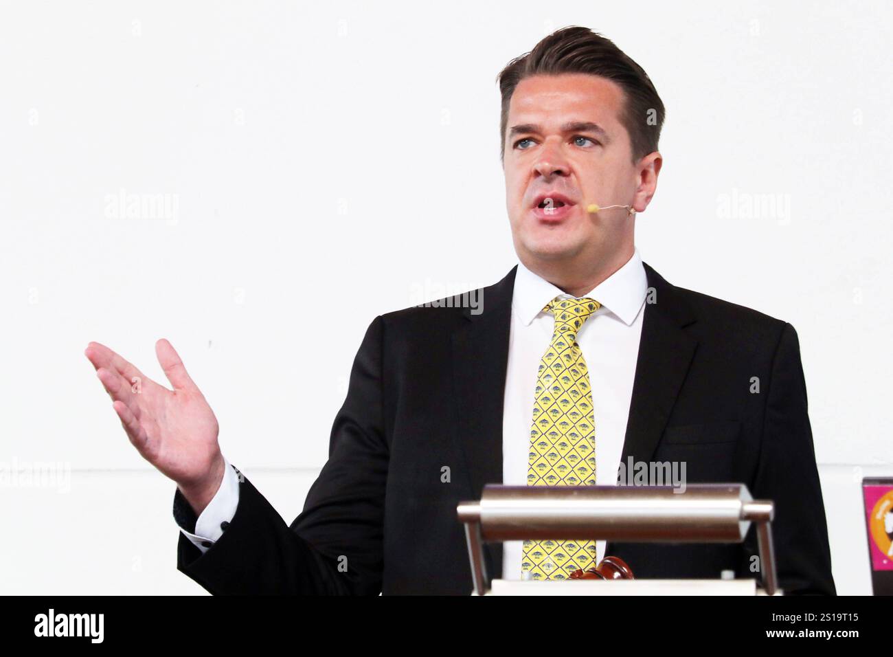 30.08.2024, Iffezheim, Baden-Wuerttemberg, GER - Auktionator Alexander Franke im Portrait. BBAG ...