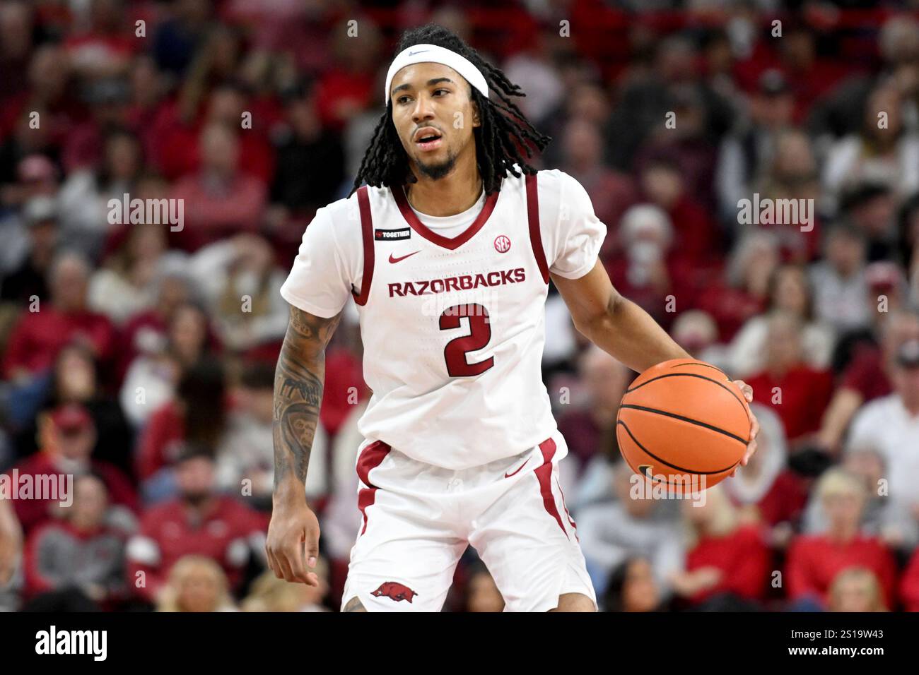 Arkansas guard Boogie Fland (2) runs a play against Oakland during an ...
