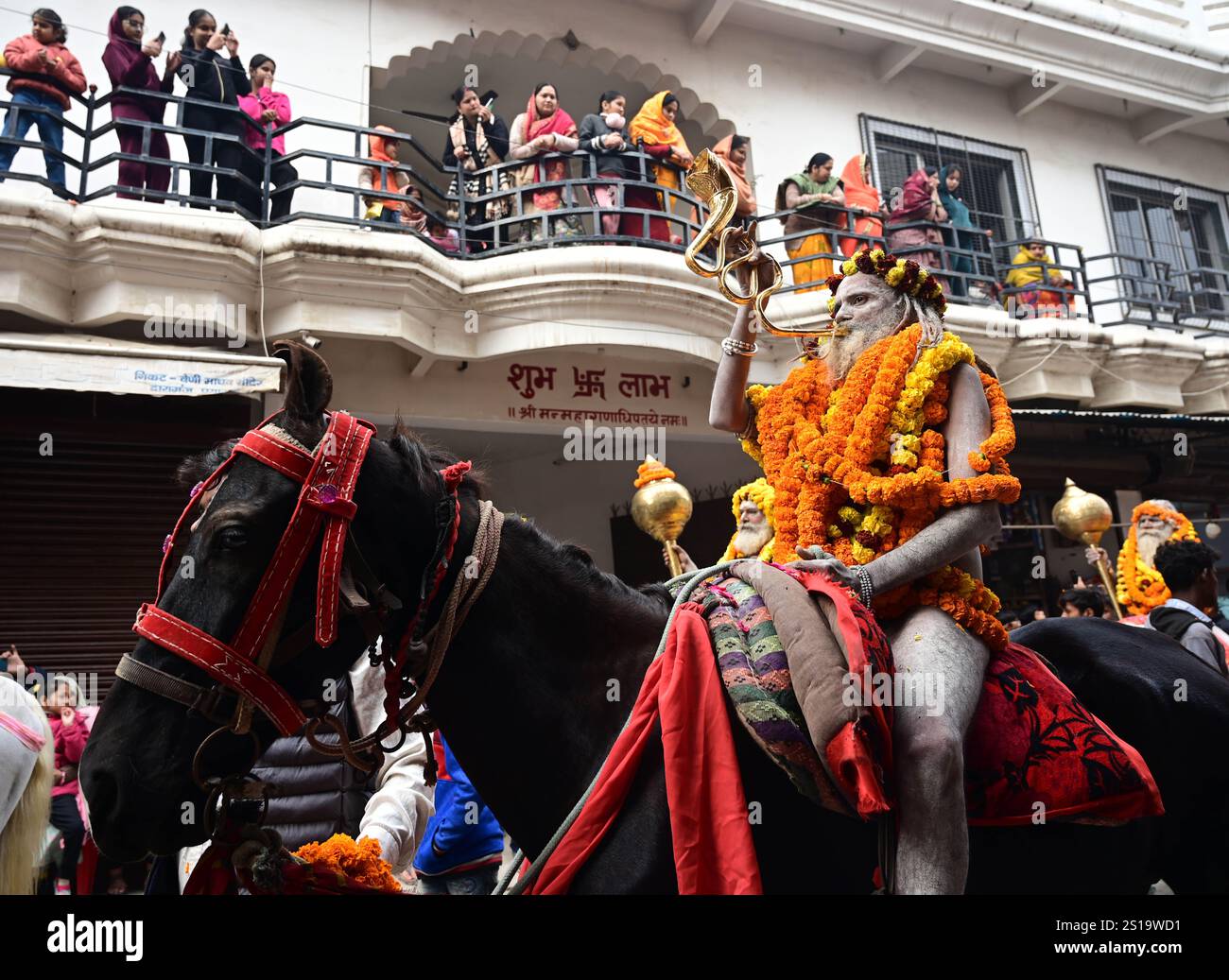 Prayagraj, Uttar Pradesh, India. 2nd Jan, 2025. Prayagraj: Sadhus (holy ...