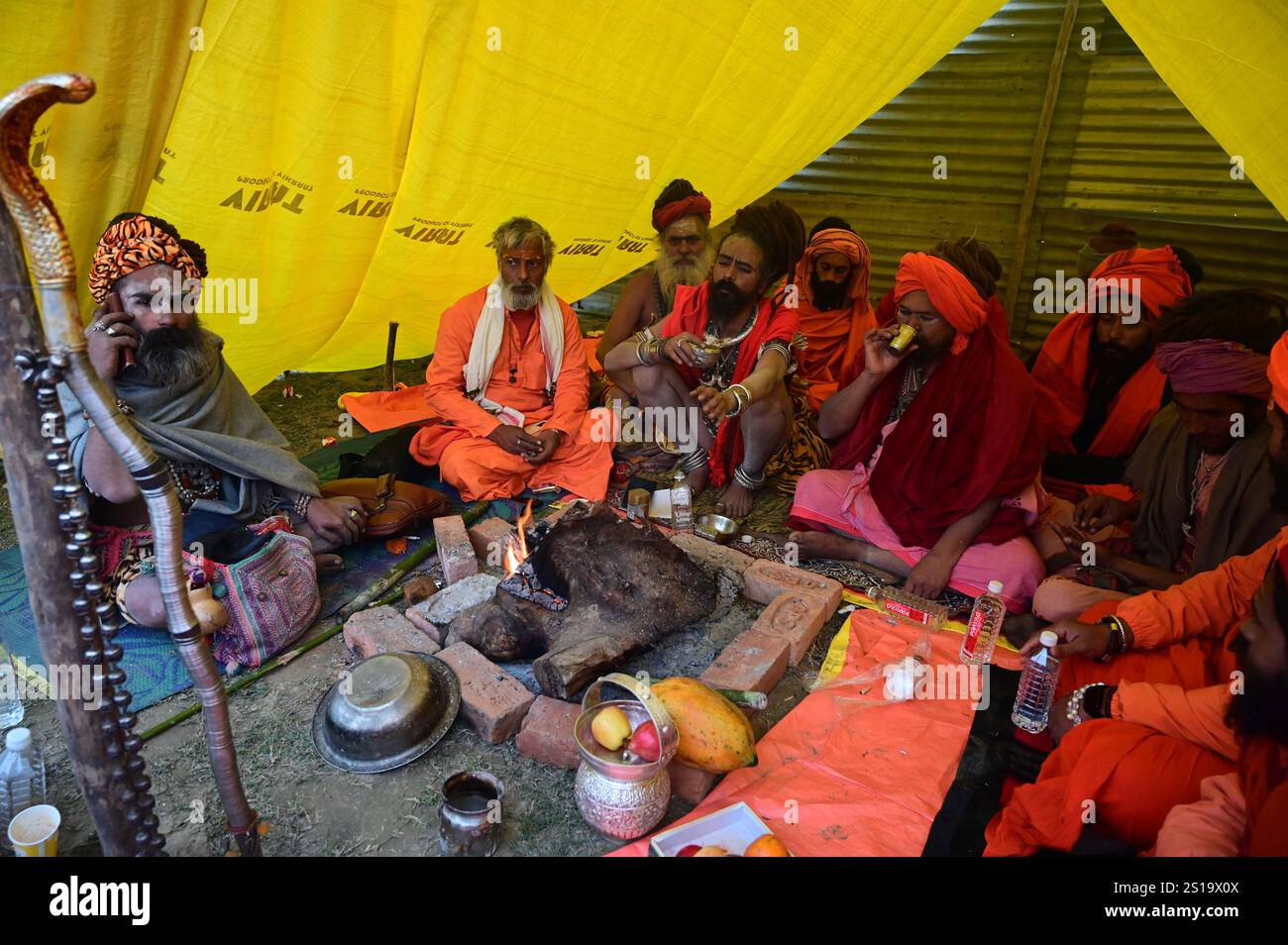 Prayagraj, Uttar Pradesh, India. 2nd Jan, 2025. Prayagraj: Sadhus sit ...