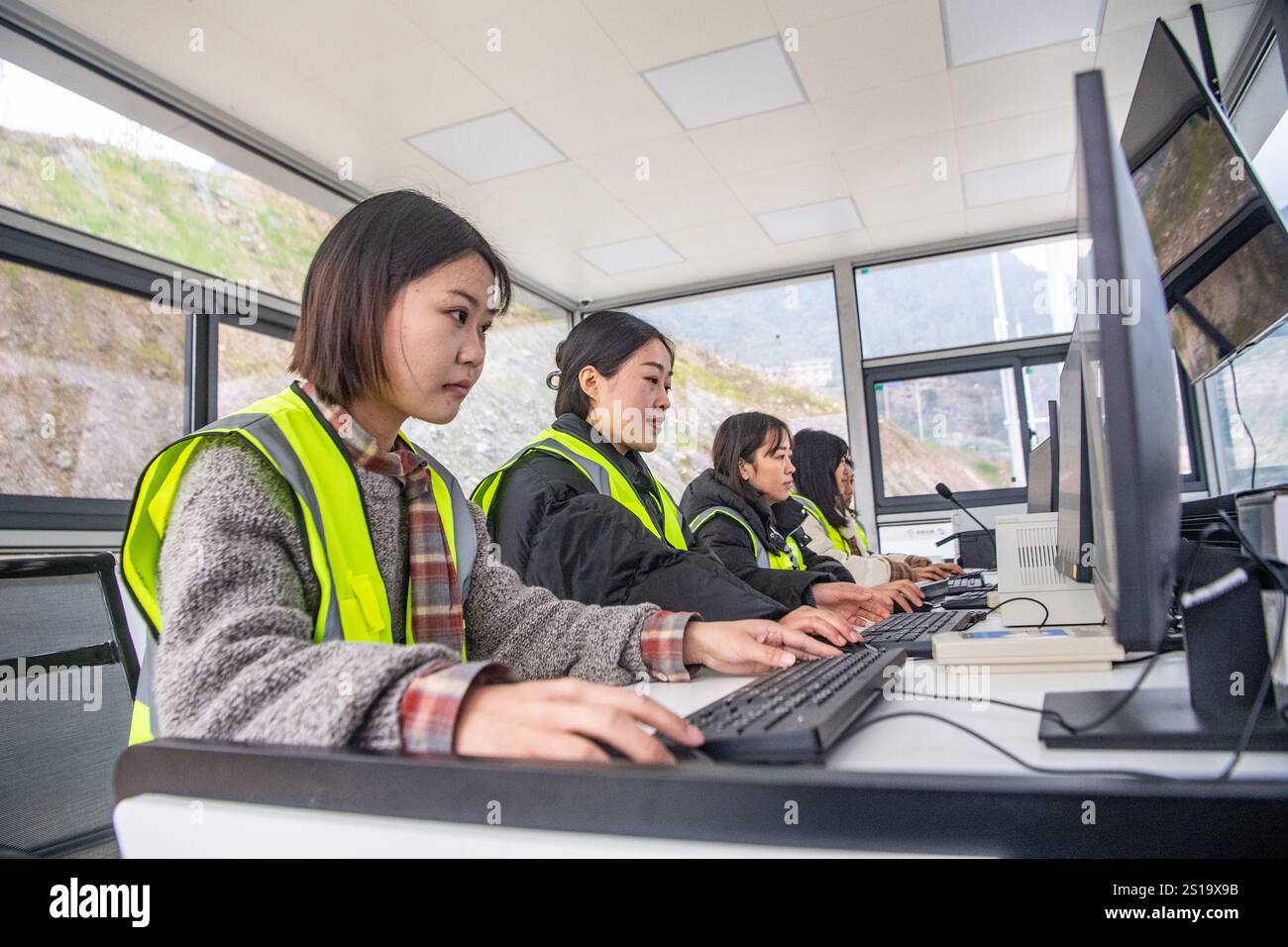 (250102) -- CHONGQING, Jan. 2, 2025 (Xinhua) -- Staff members conduct ...