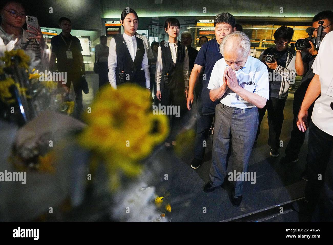 (250102) -- BEIJING, Jan. 2, 2025 (Xinhua) -- Hideo Shimizu, 94 years ...