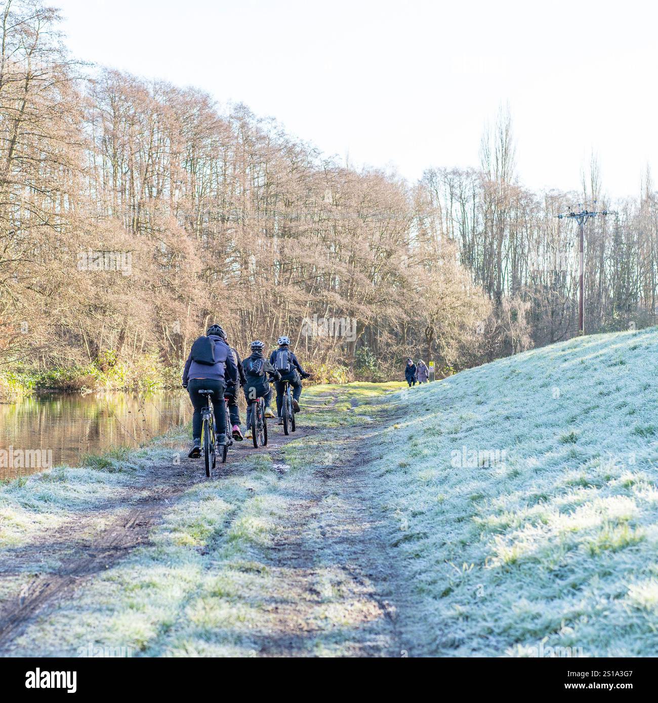 Kidderminster, UK. 2nd January, 2025. UK weather: it's a cold frosty ...