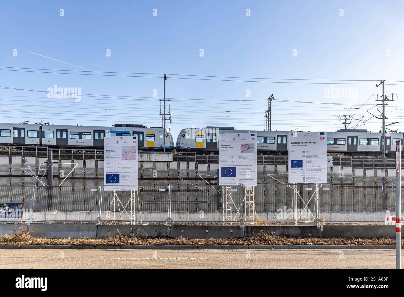 Digitaler Knoten Stuttgart, S-Bahn Stammstrecke. Bauschild im Bereich ...