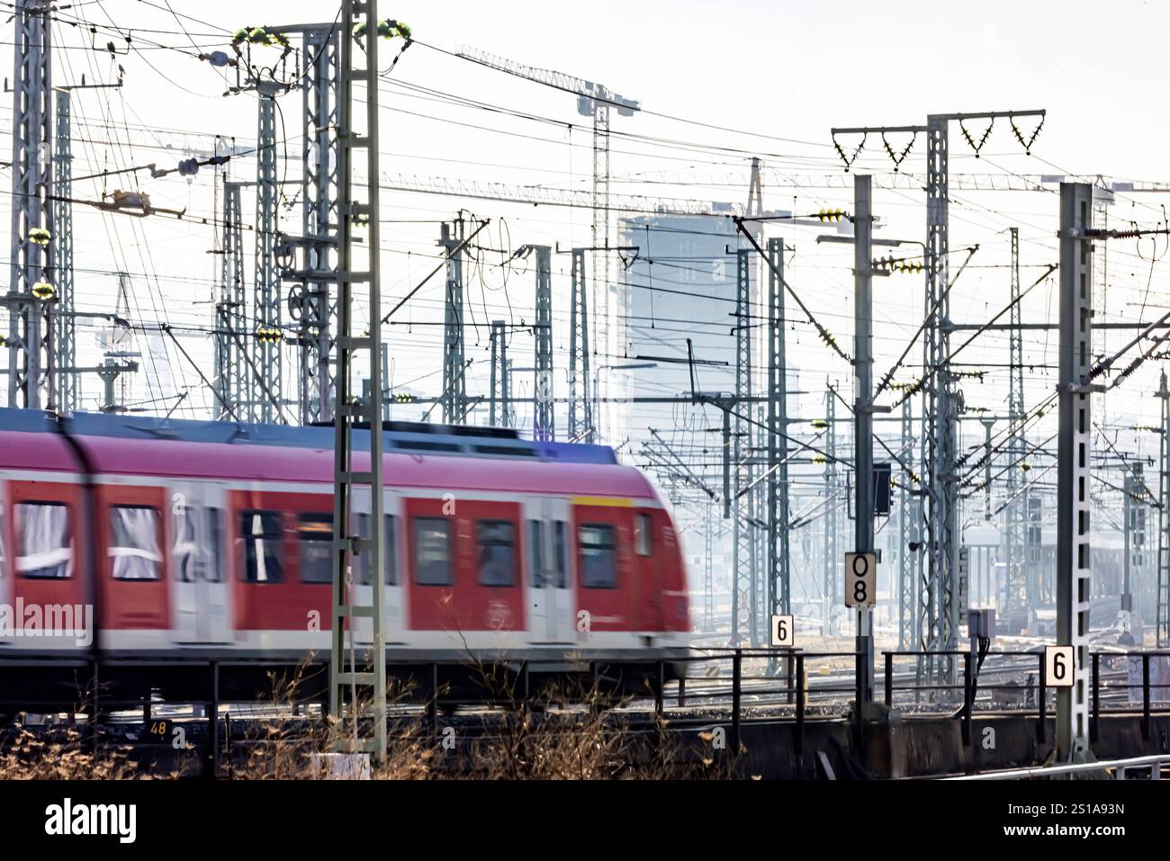 Hauptbahnhof Stuttgart mit S-Bahn. Gleisvorfeld mit Zügen und ...