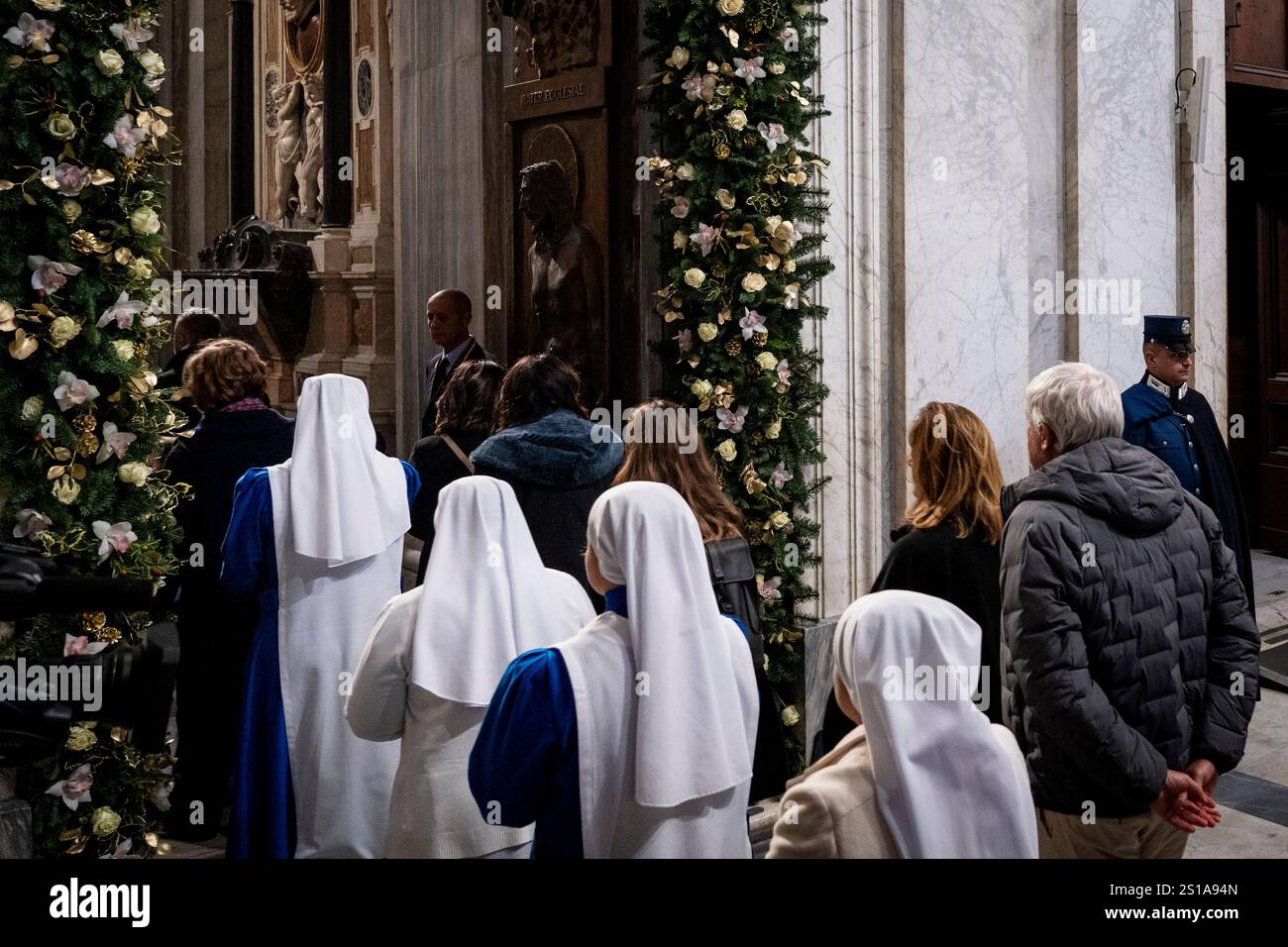 Rome, Italy. 01st Jan, 2025. The first pilgrims pass through the Holy ...