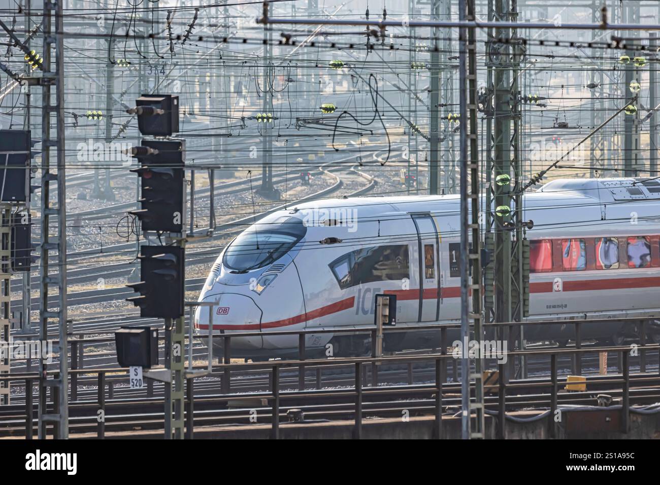 Hauptbahnhof Stuttgart mit ICE. Gleisvorfeld mit Zügen und Bahntechnik ...