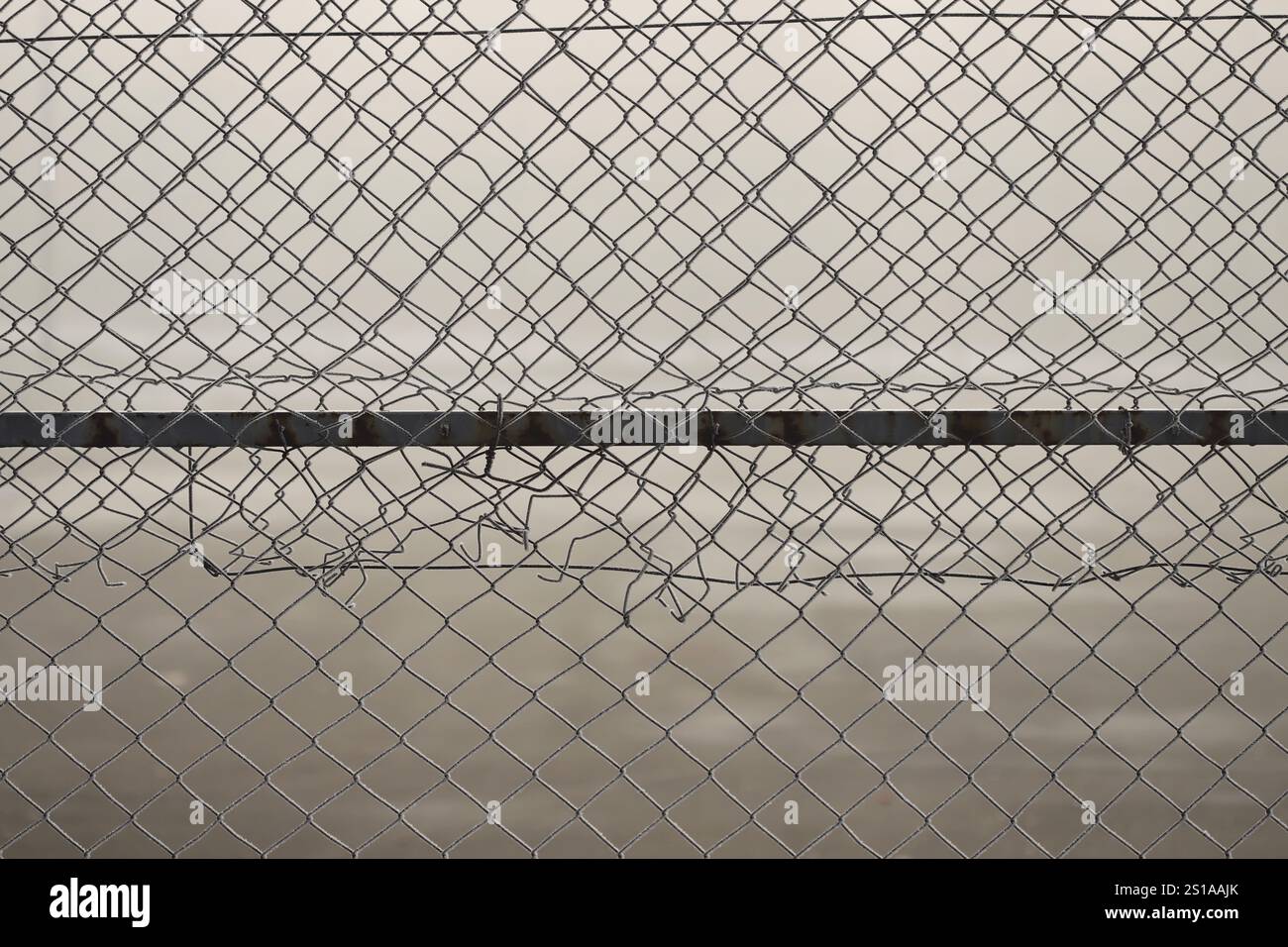 Metal link fence with wire Stock Photo - Alamy