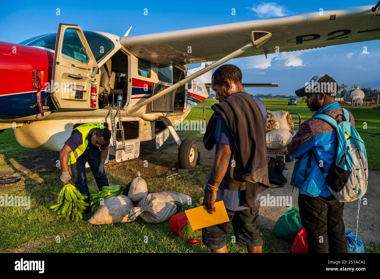 Papouasie-Nouvelle-Guinée, Eastern Highlands province, Goroka, plane of ...