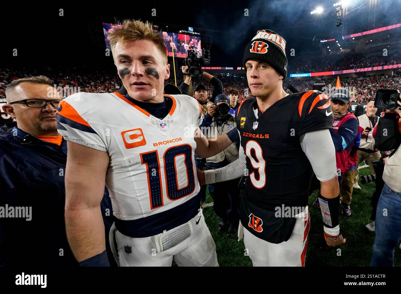 Cincinnati Bengals quarterback Joe Burrow (9) speaks withe Denver ...
