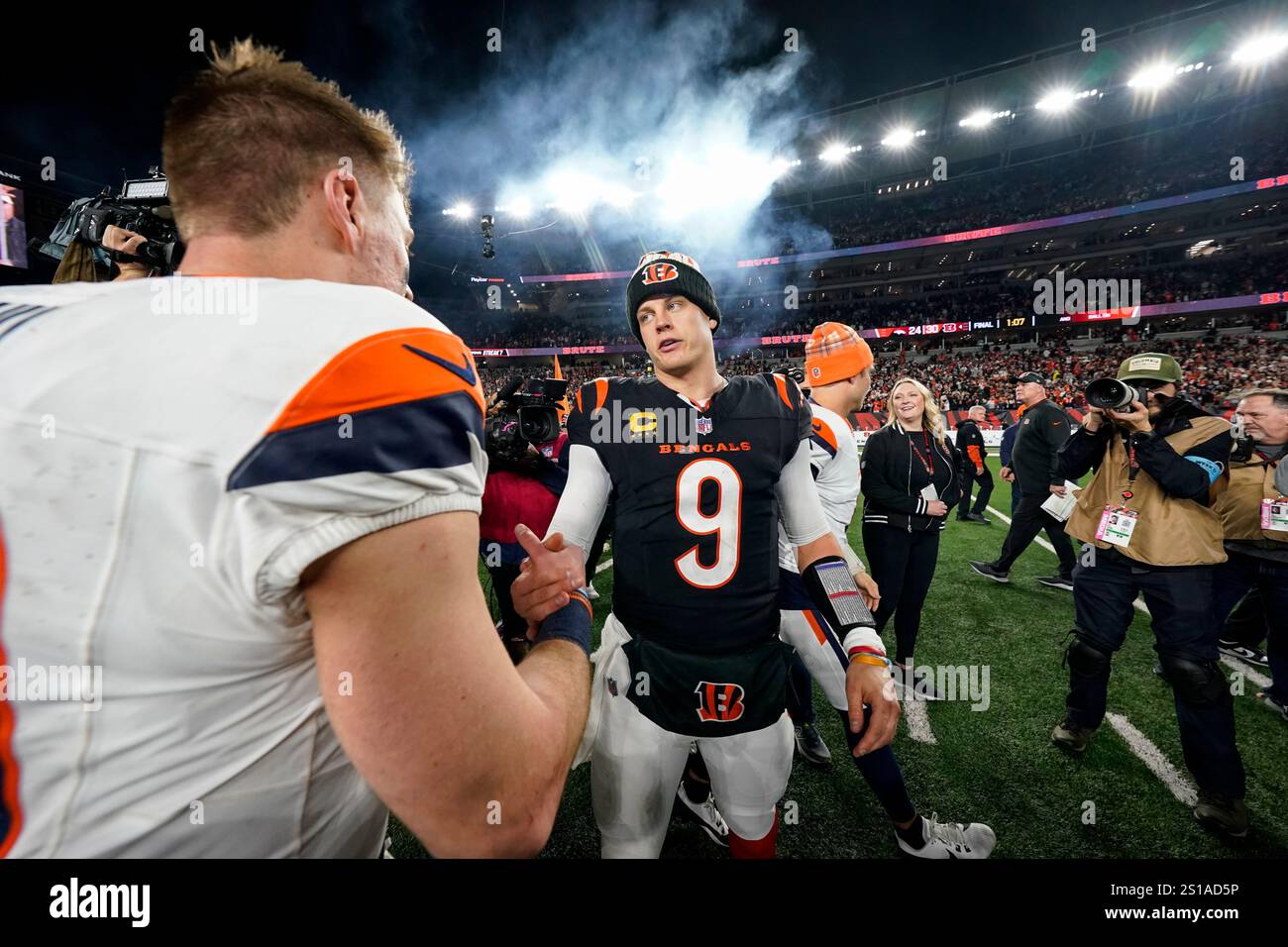 Cincinnati Bengals quarterback Joe Burrow (9) speaks withe Denver ...