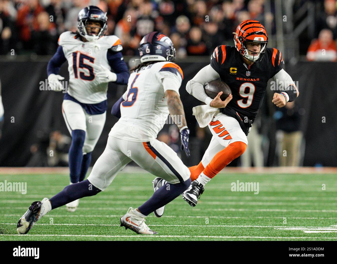 Cincinnati Bengals quarterback Joe Burrow (9) runs against Denver ...