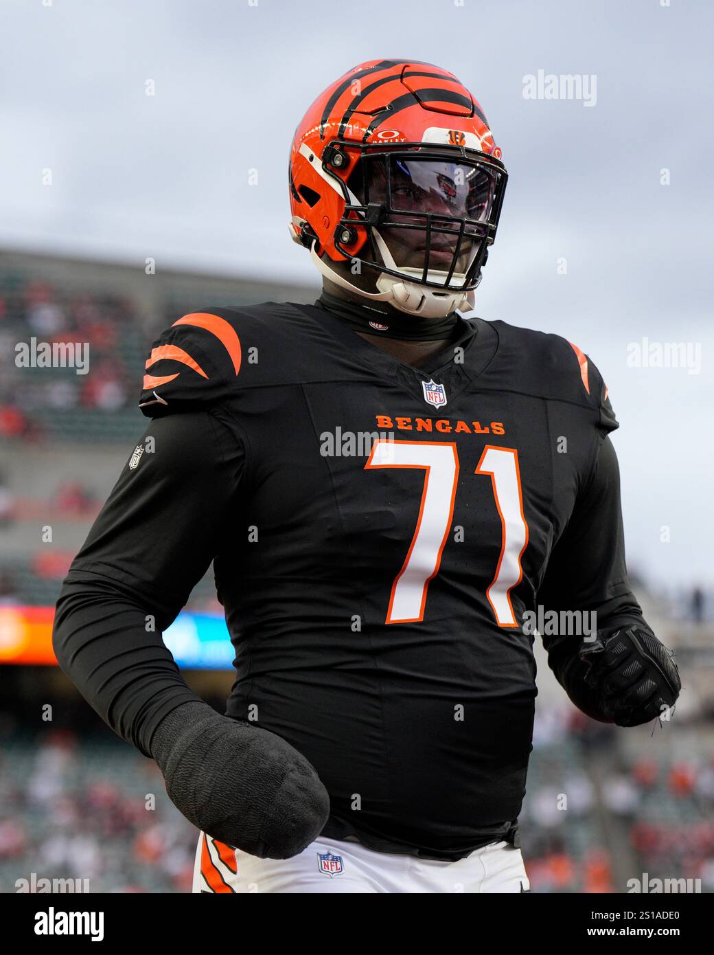 Cincinnati Bengals offensive tackle Amarius Mims (71) warms up prior to ...