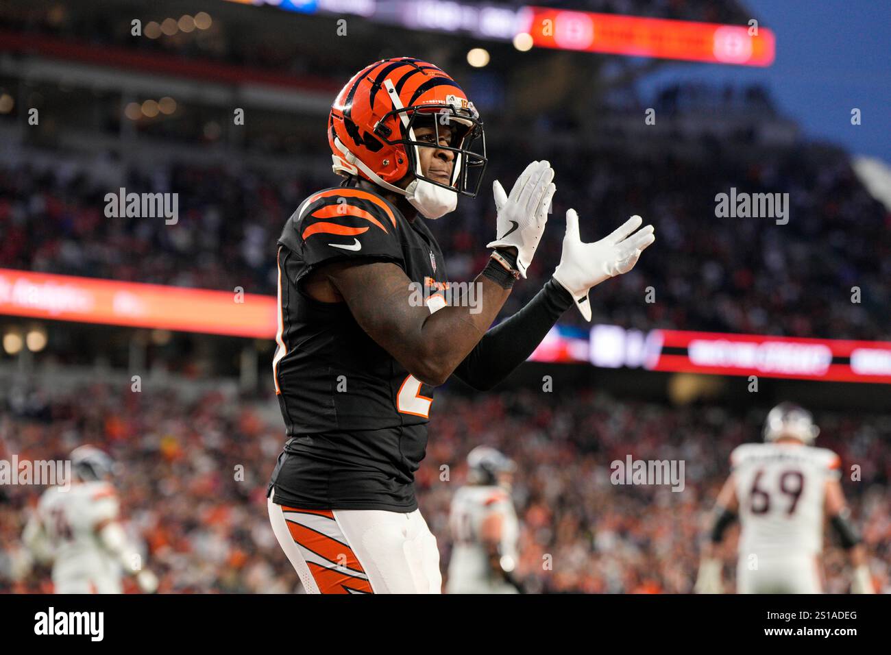 Cincinnati Bengals cornerback Mike Hilton (21) gestures during an NFL ...