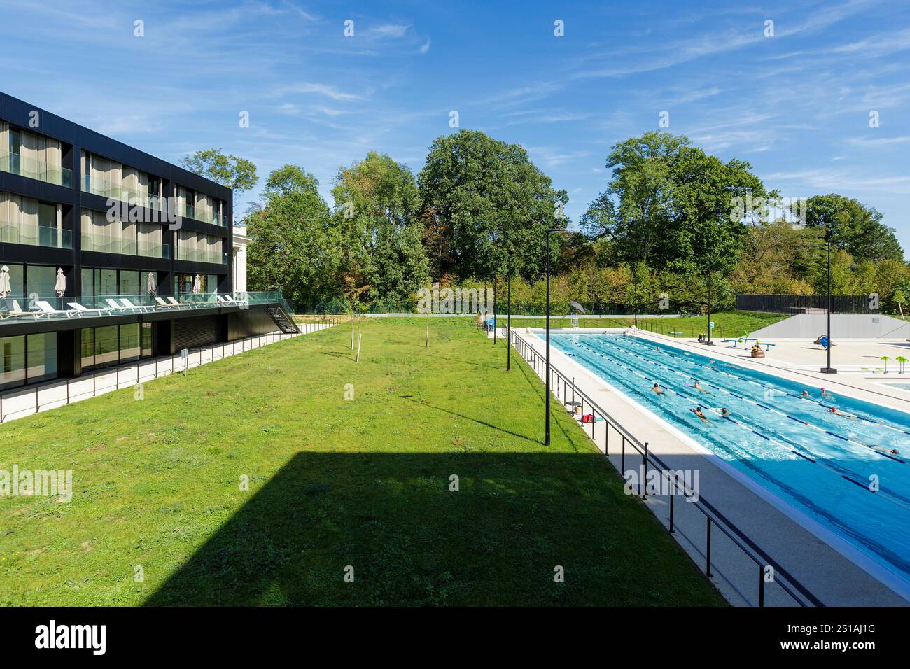 Public swimming pools france hi-res stock photography and images - Alamy