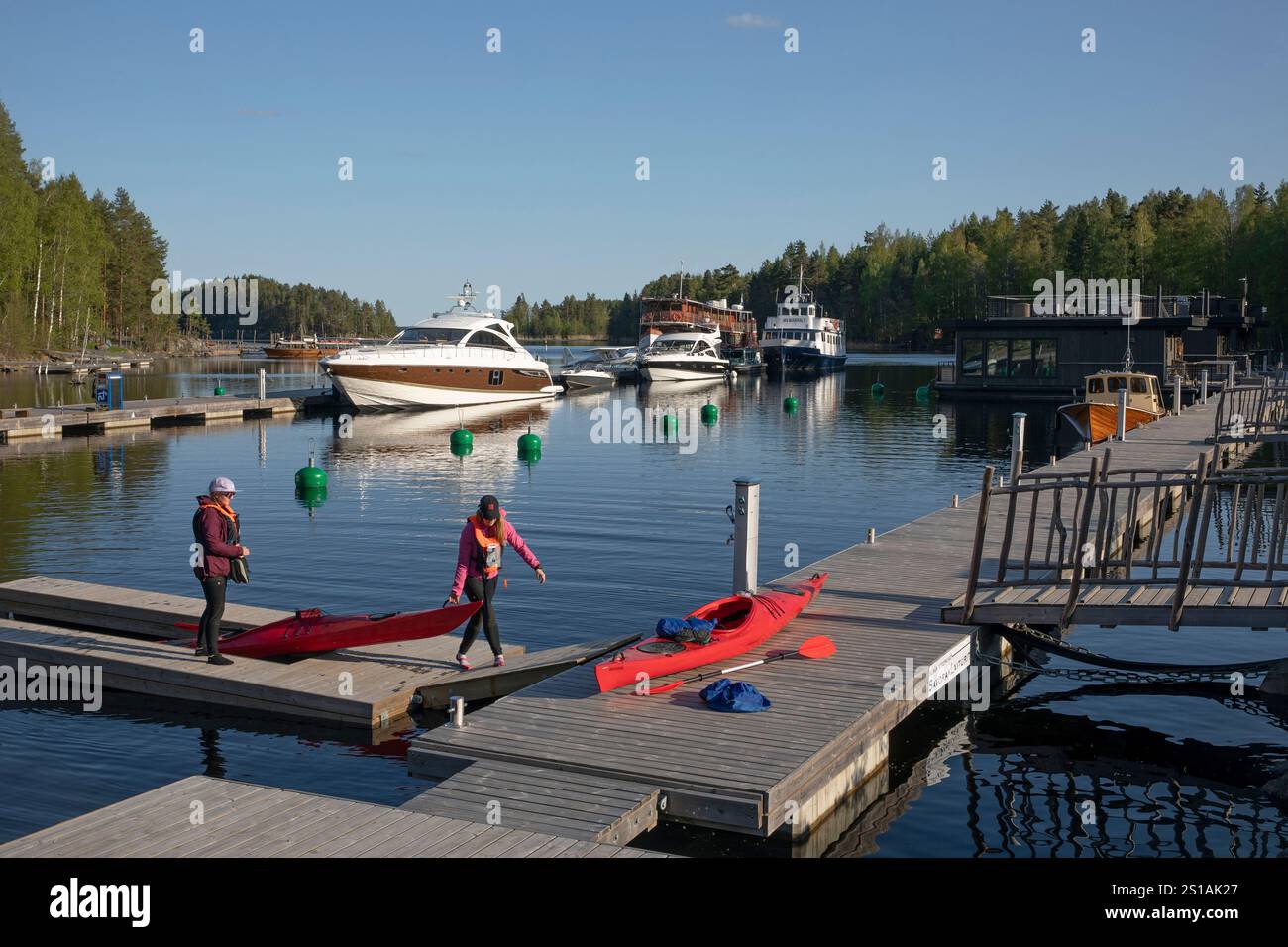 Finland, Lake district, lac Saimaa, Rantasalmi, finnish women pulling a ...
