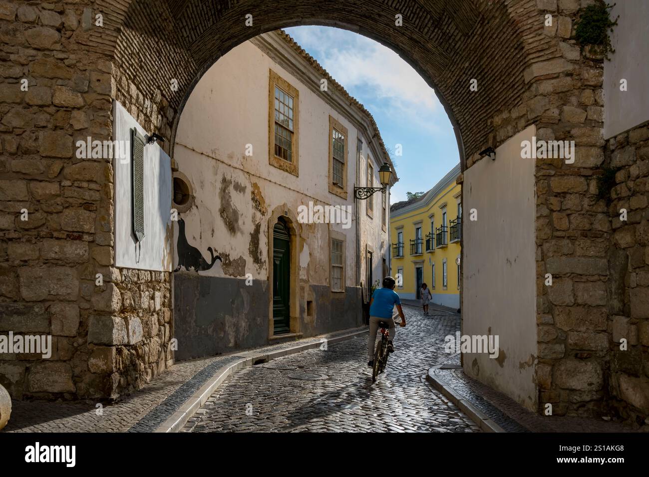 Portugal, Algarve, Faro, the old town, the medieval gate Arco do ...