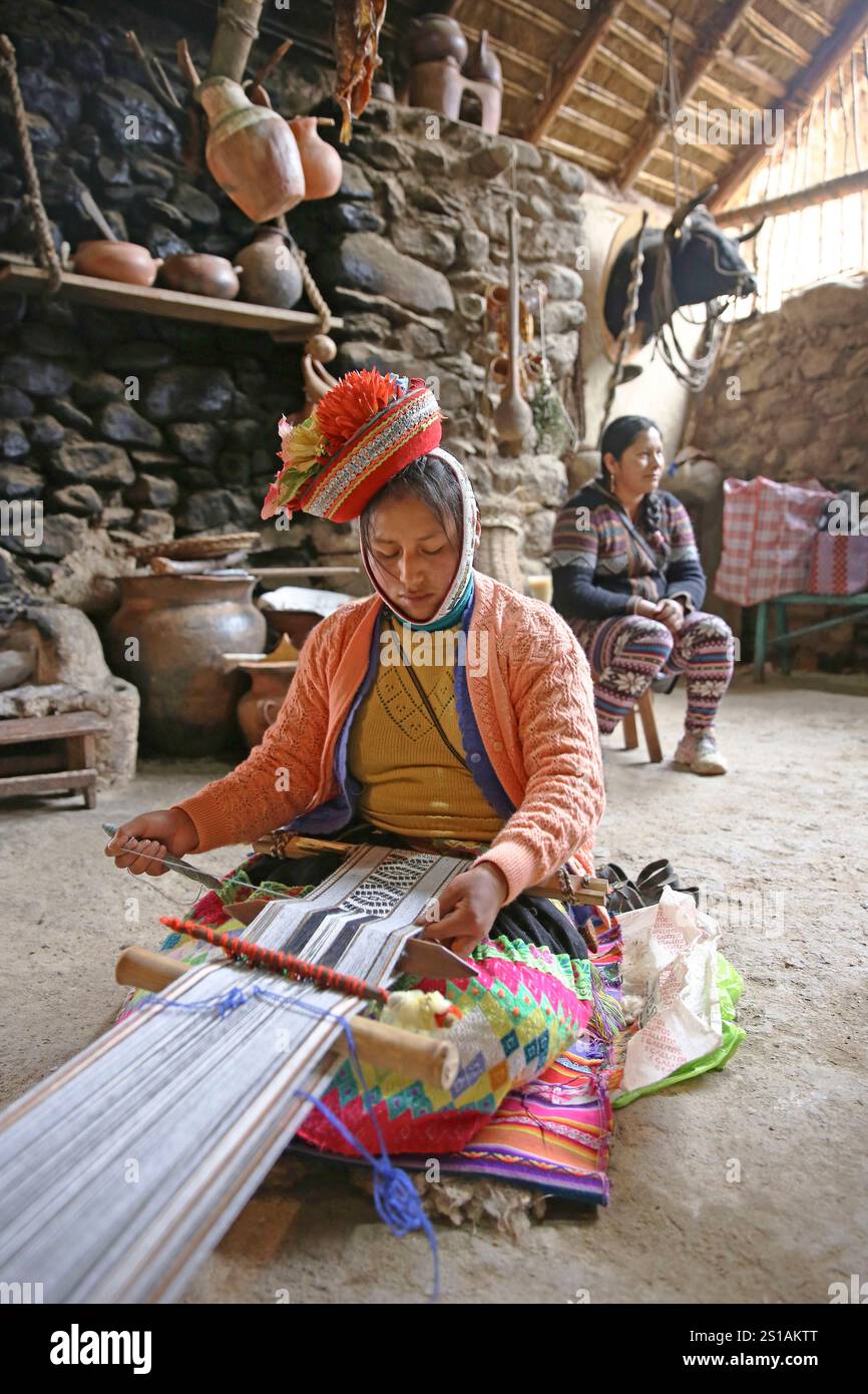 Peru, Andes, sacred valley, Pisac, Quechua woman in traditional Andean ...