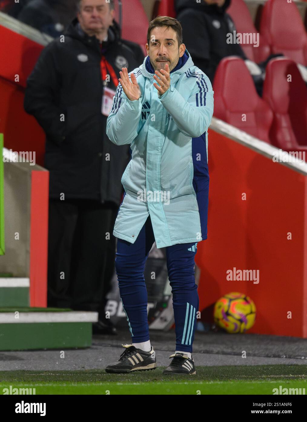 Set piece coach hi-res stock photography and images - Alamy