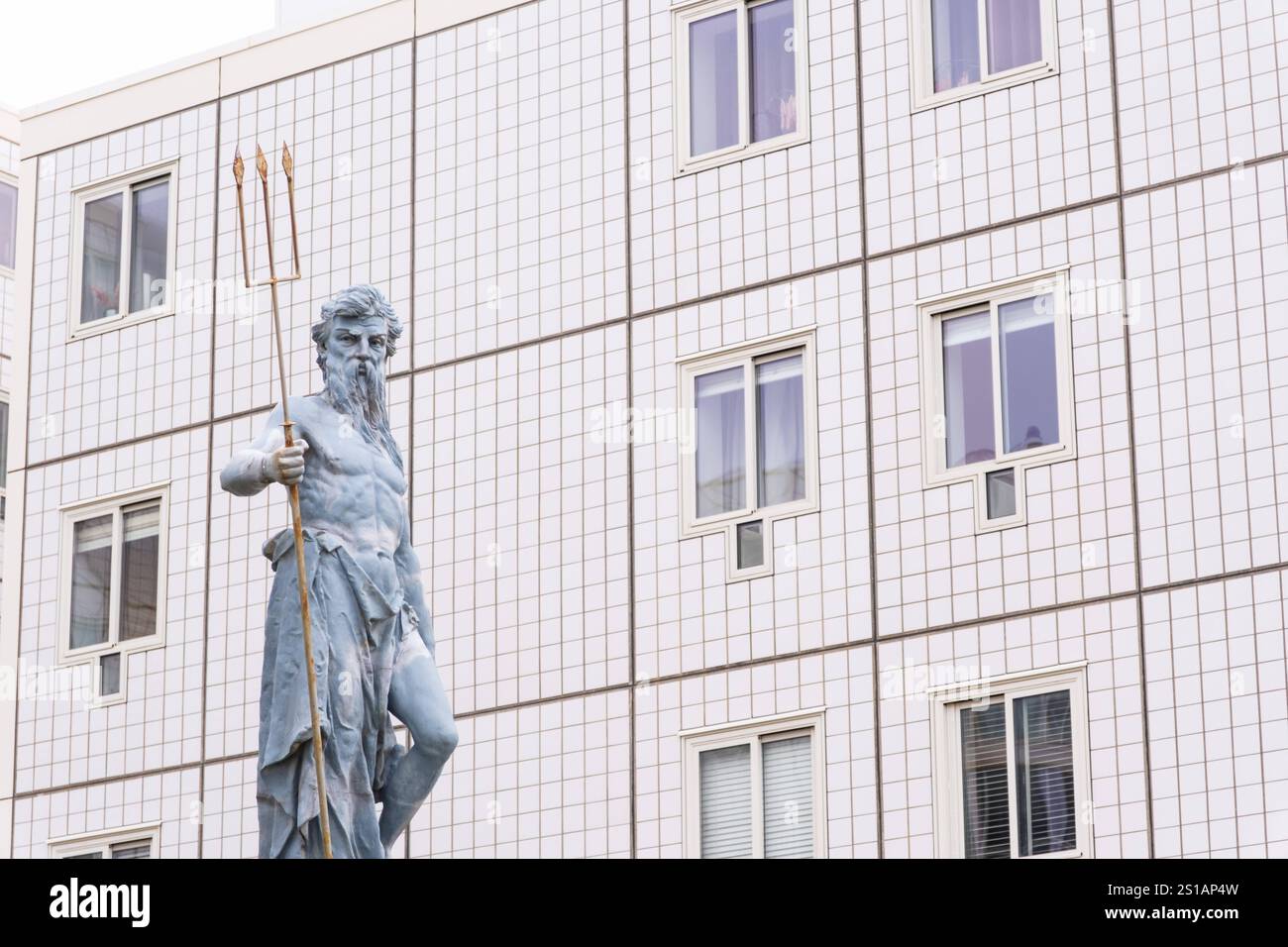 Skulptur des Neptun oder Poseidon vor einem Haus in Scheveningen, Niederlande *** Sculpture of ...