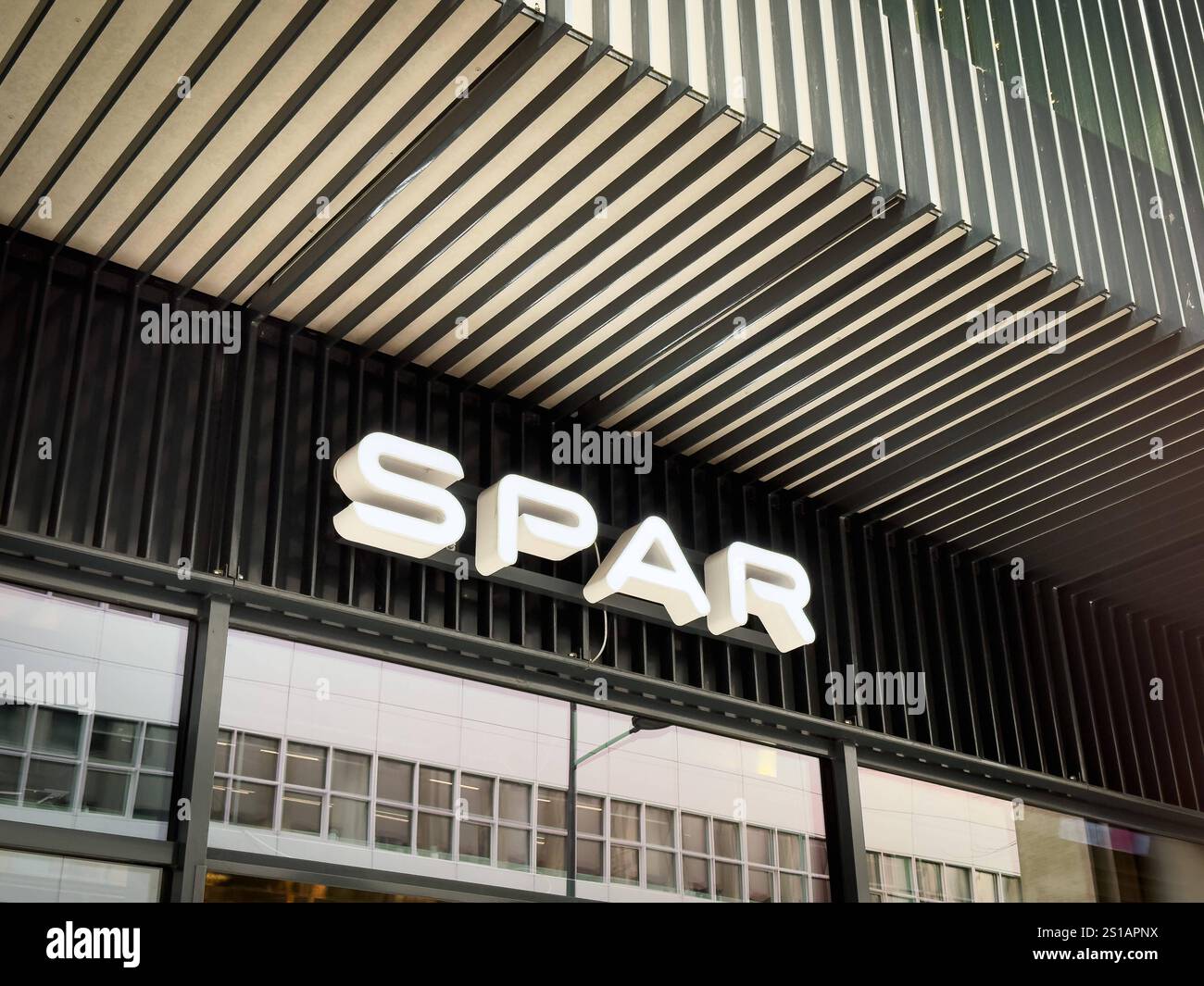 Logo über einer Spar Filiale in Den Haag, Niederlande *** Logo above a ...