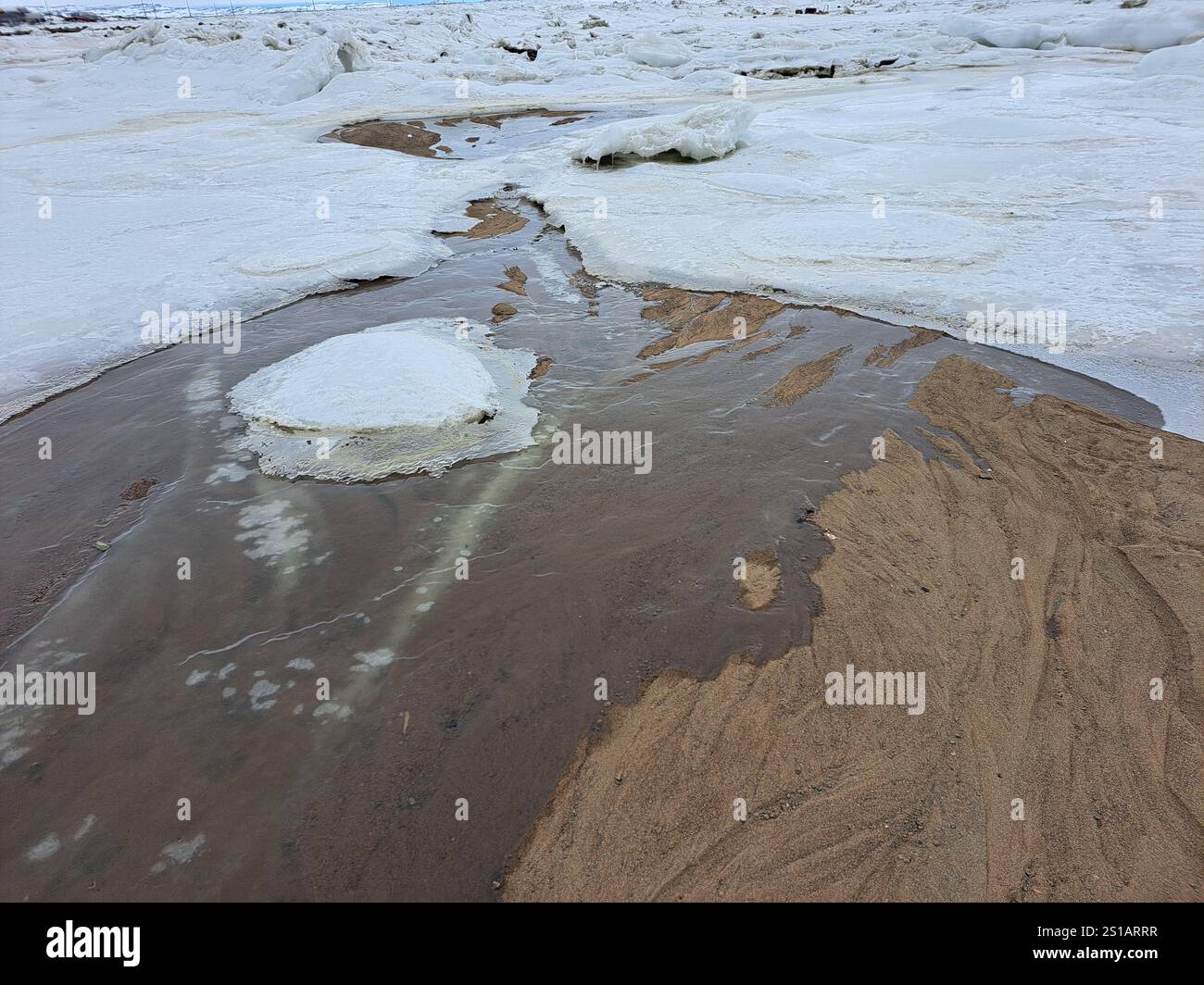 Ice sheets in shoreline hi-res stock photography and images - Alamy