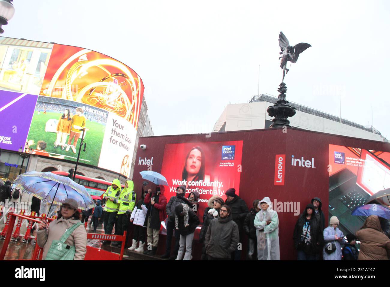 London, UK. 01st Jan, 2025. Participants braved the rain to catch a ...
