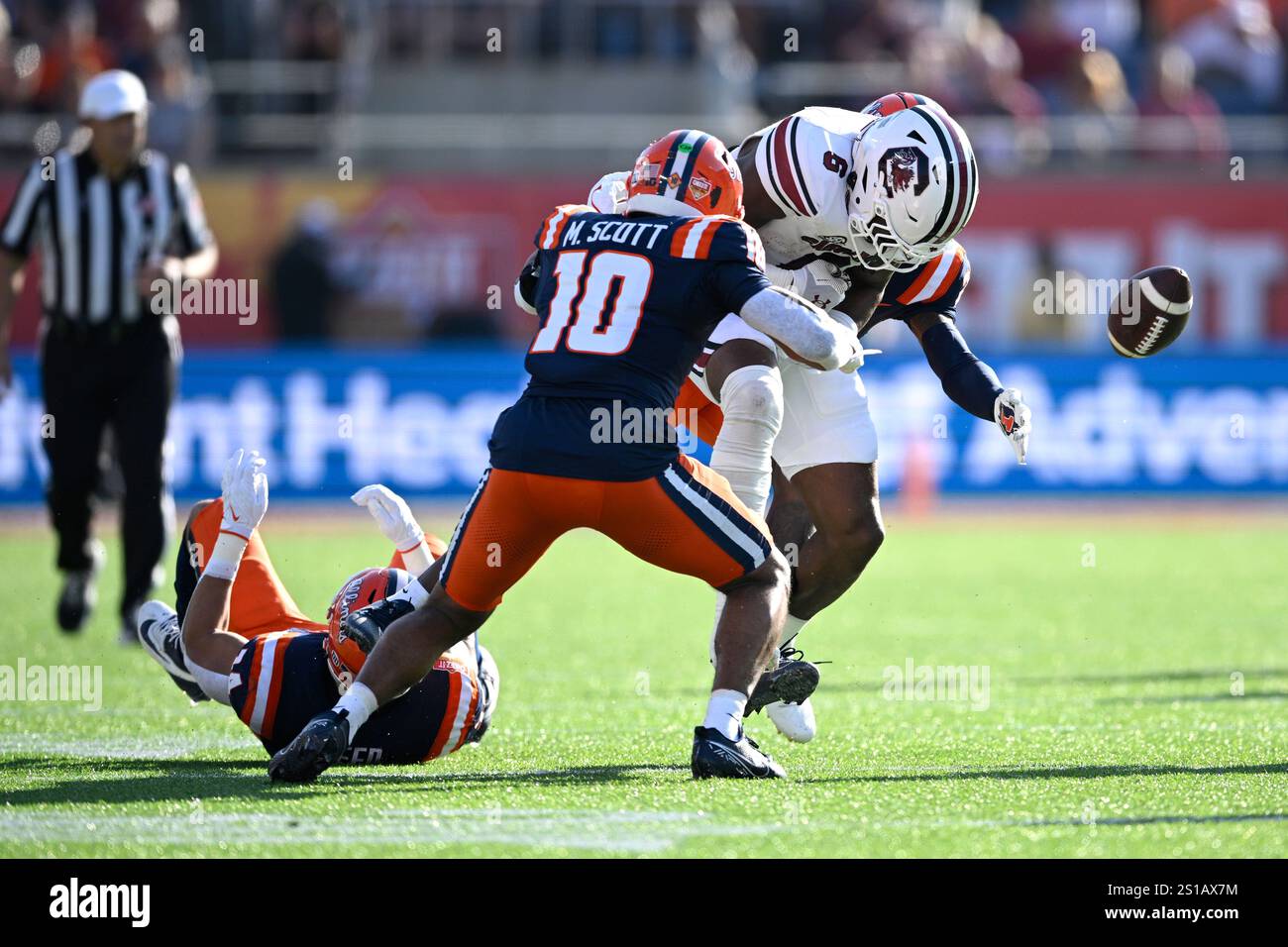 South Carolina tight end Joshua Simon (6) fumbles in front of Illinois ...