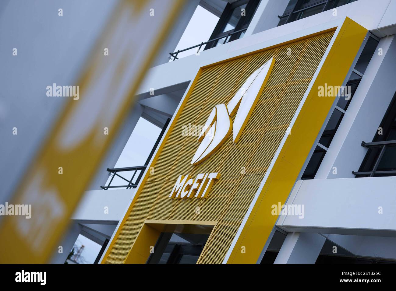 Logo des Fitness Studios McFit am 02.01.2025 in München. McFit ist ...