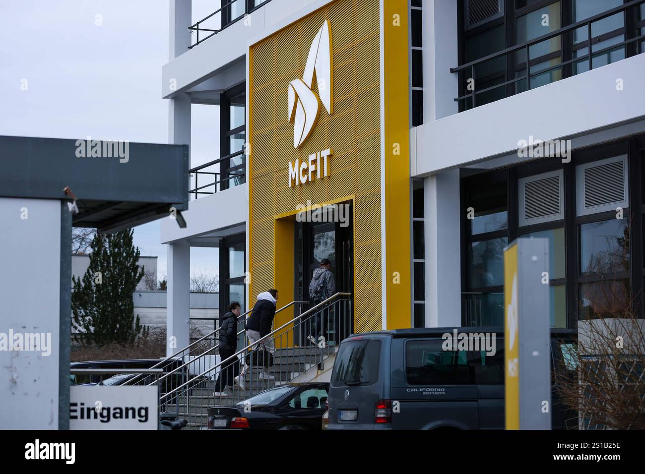 Logo des Fitness Studios McFit am 02.01.2025 in München. McFit ist ...