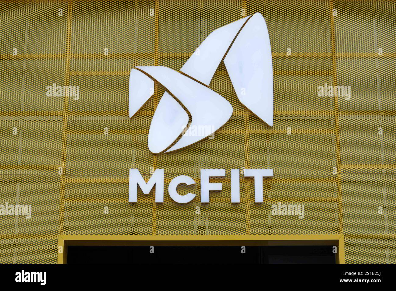 Logo des Fitness Studios McFit am 02.01.2025 in München. McFit ist ...