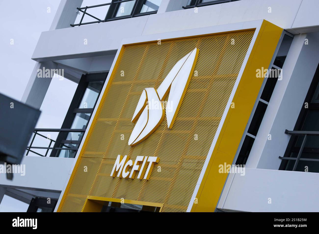 Logo des Fitness Studios McFit am 02.01.2025 in München. McFit ist ...