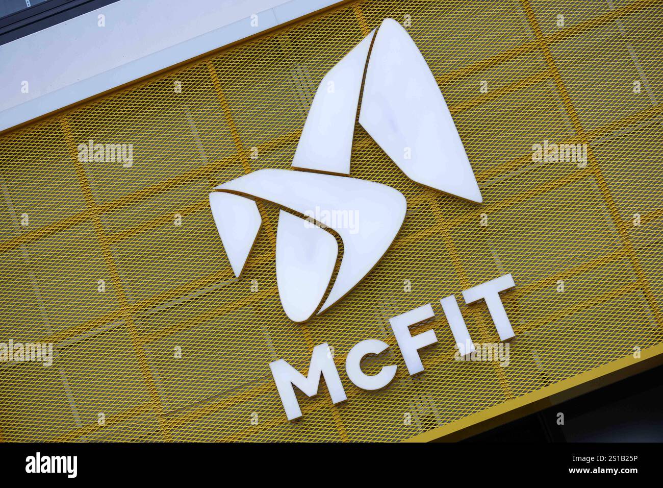 Logo des Fitness Studios McFit am 02.01.2025 in München. McFit ist ...