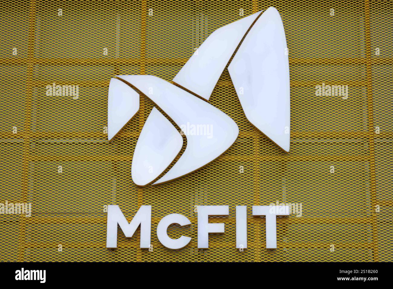 Logo des Fitness Studios McFit am 02.01.2025 in München. McFit ist ...