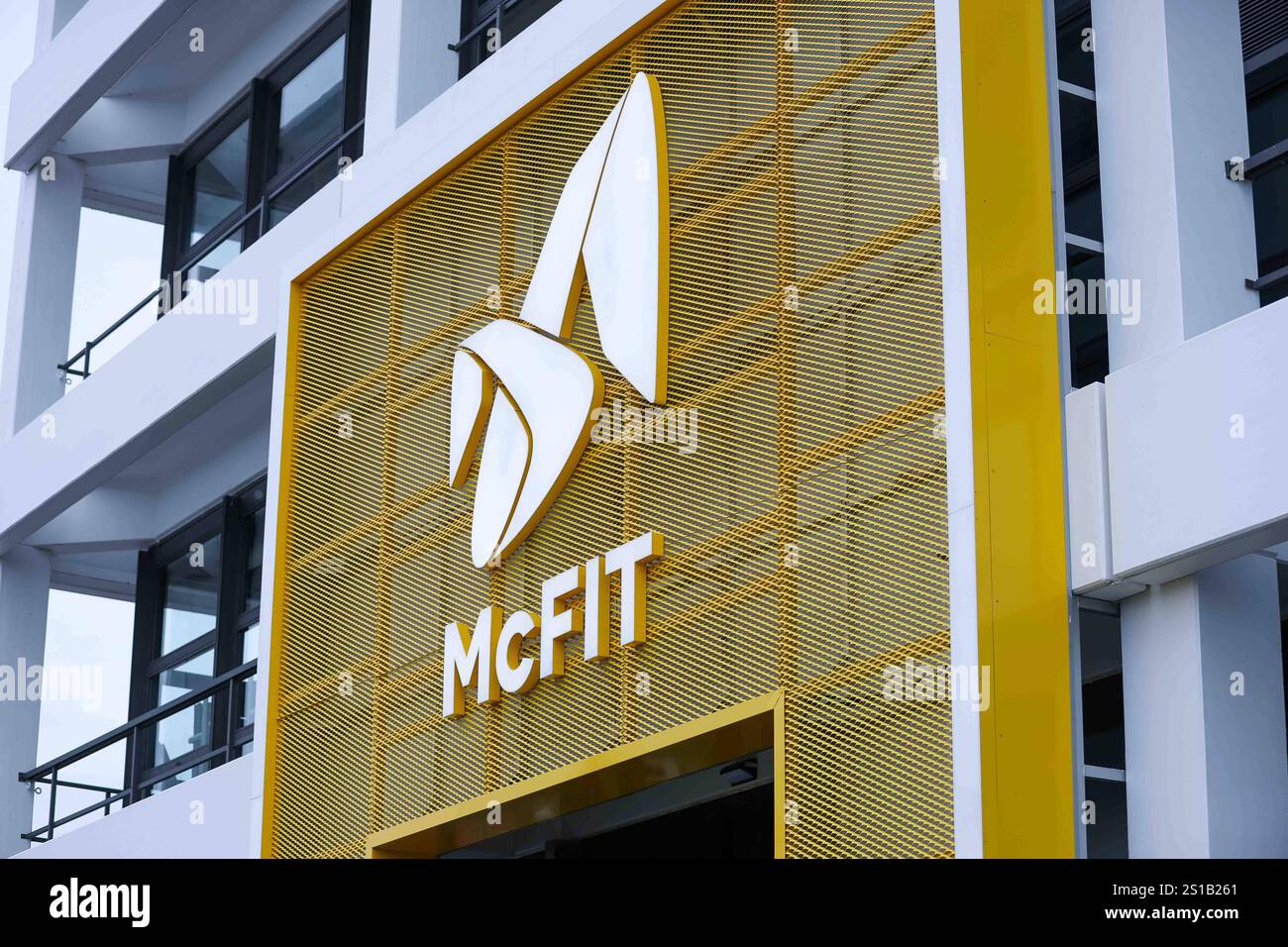 Logo des Fitness Studios McFit am 02.01.2025 in München. McFit ist ...