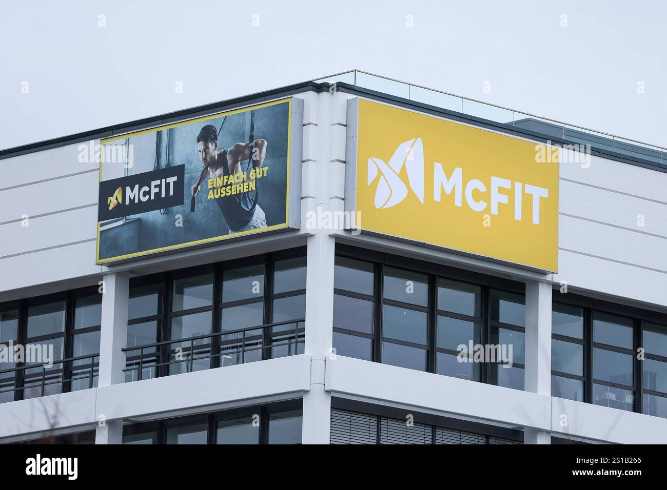 Logo des Fitness Studios McFit am 02.01.2025 in München. McFit ist gemessen an ihrer ...