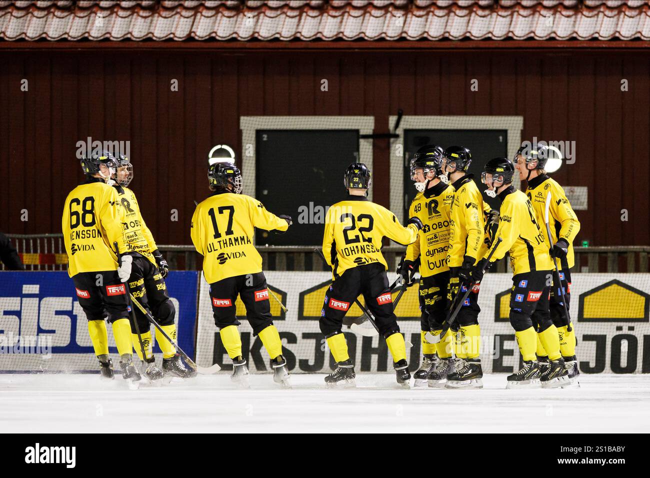 250102 Åby/Tjuredas spelare jublar efter 0-1 under bandymatchen i Elitserien mellan Frillesås ...