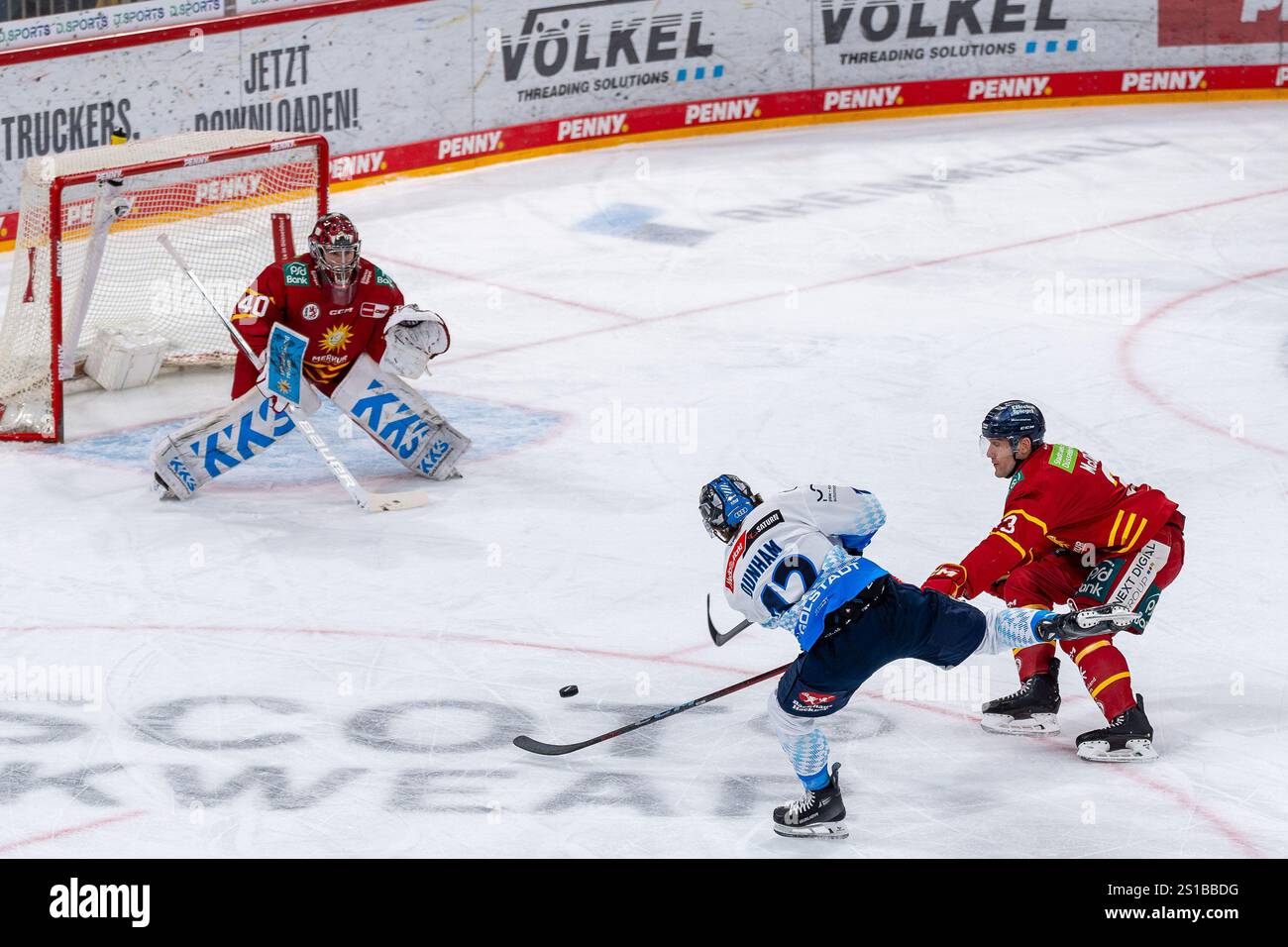 Torschuss von Noah Dunham (ERC Ingolstadt, #12), GER Duesseldorfer EG ...