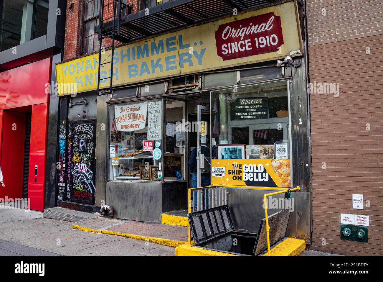 Yonah shimmel knish bakery hi-res stock photography and images - Alamy