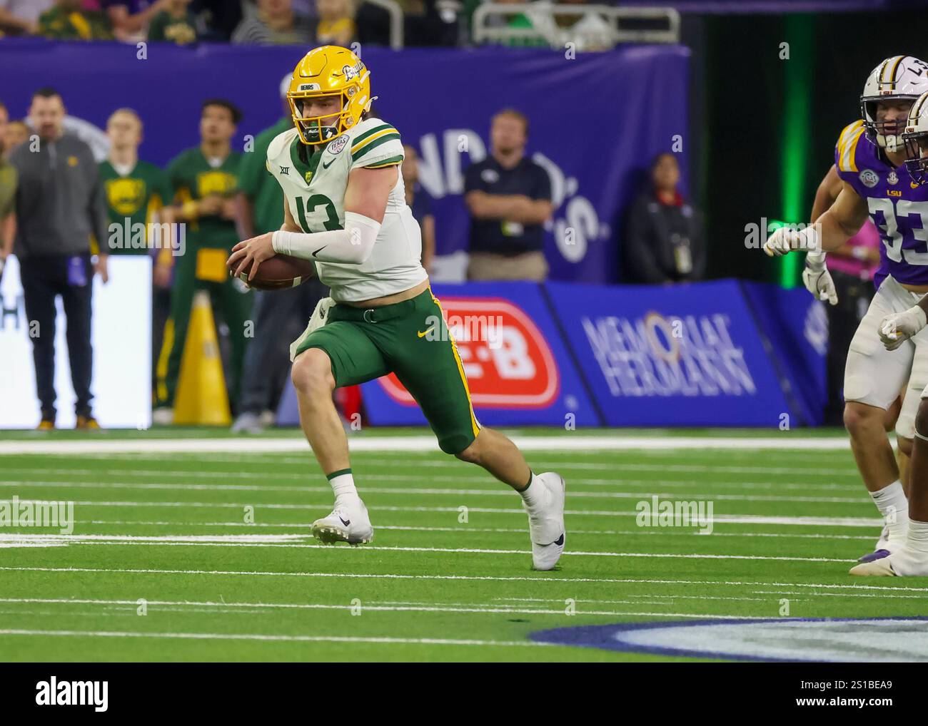 HOUSTON, TX - DECEMBER 31: Baylor Bears quarterback Sawyer Robertson ...